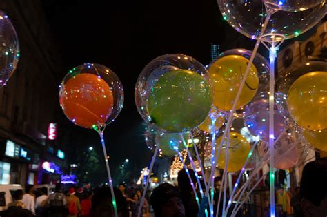 화려한 장식 풍선 조명 및 크리스마스 축하 행사가 조명 된 공원 거리에서 기쁨과 연말 축제 분위기로 제공됩니다 어두운 하늘 배경입니다 12월에 대한 스톡 사진 및 기타