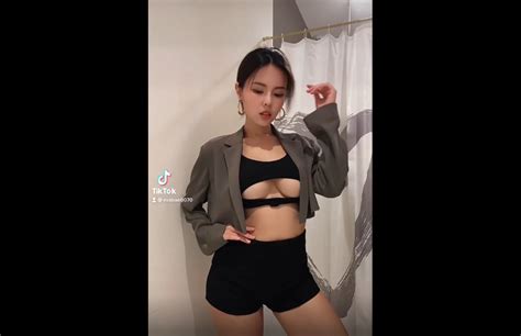 Efa 伊法奶奶是性感模特兒，尺度頗大的她還以為只是作品限定 Yespick 熱新聞 Yesnews