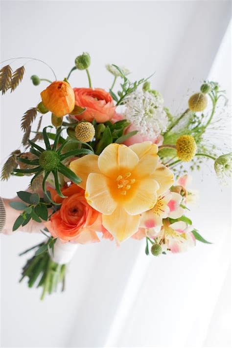 오렌지와 노란색 꽃의 생동감 넘치는 꽃다발 · 무료 스톡 사진