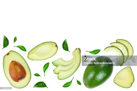 아보카도와 텍스트에 대한 복사 공간과 흰색 배경에 고립 된 녹색 잎으로 장식 된 조각 맨 위 보기 플랫 레이 0명에 대한 스톡 사진 및 기타 이미지 Istock