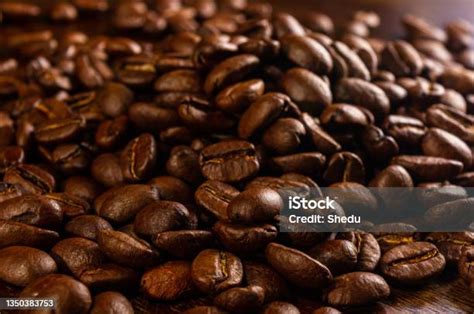 카페 메뉴 또는 브로셔 템플릿에 대한 자연스러운 배경 갈색 구운 커피 콩의 매크로 사진 클로즈업 갈색에 대한 스톡 사진 및 기타 이미지 Istock