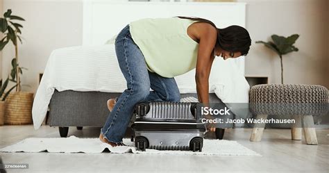 여행 가방 포장 여행 교환 학생 프로그램 및 장학금 수여를 위해 침실에 여성과 함께 가득 찼습니다 유학 출국 여행 기회에 대해 집에 있는 사람과 함께 짐과 가방 수하물에