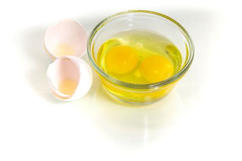 깨진 껍질이 있는 유리 그릇에 담긴 갓 깨진 달걀 두 개 스튜디오 샷 흰색 배경 및 복사 공간 0명에 대한 스톡 사진 및 기타 이미지 Istock