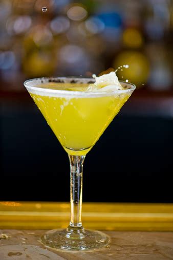 칵테일 진 보드카 럼 또는 위스키로 만든 알코올 음료에 소다수 과일 주스 라임과 체리를 곁들인 장식 클래식 한 미국 바 음료 0명에 대한 스톡 사진 및 기타 이미지 Istock