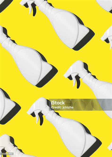 노란색 배경에 청소 제품 가정용 화학 물질 또는 액체 세탁 세제의 흰색 플라스틱 병 포장을 위한 창의적인 디자인 맨 위 보기