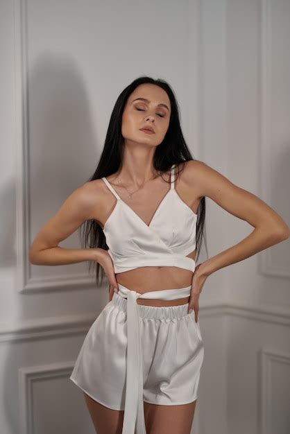 Mulher Em Uma Roupa De Seda Da Moda Com Um Penteado Lindo E Maquiagem