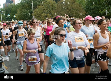 Crowd Of Women Prepares For 10k 62 Mile Road Race Tufts 10k For