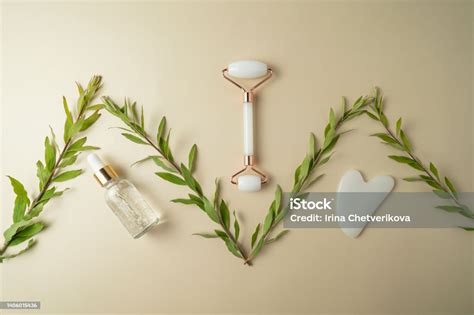 얼굴 마사지를위한 석영 롤러와 테이블 위에 누워있는 심장의 형태로 노화 방지 절차를위한 Gua Sha 0명에 대한 스톡 사진 및 기타 이미지 Istock