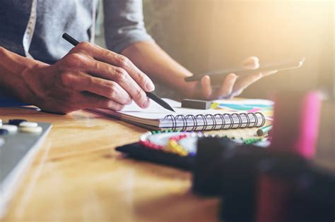 패션 디자이너 세련 된 개념 젊은 양 장점 또는 그리기 디자인 디자이너 옷에 대 한 작업을 스케치 하 고 제조 사무실