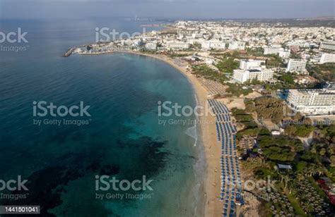 조직된 해변이 있는 해안선의 공중 전망 아이아 나파 키프로스 일광욕을 하는 일광욕 침대와 우산이 있는 황금빛 모래 해안의 드론 풍경 0명에 대한 스톡 사진 및 기타 이미지