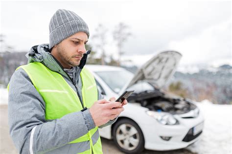 고장 자동차 옆에 남자는 자신의 휴대 전화를 사용하여 도움을 요청합니다 겨울에 대한 스톡 사진 및 기타 이미지 겨울 차량 고장 사고와 재해 Istock