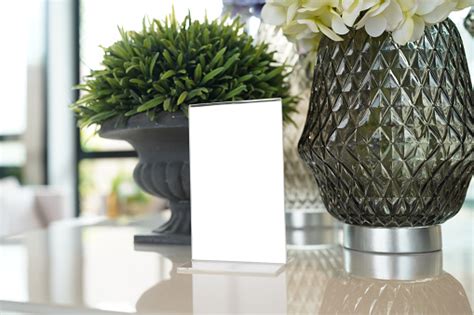 메뉴는 텍스트 마케팅 프로모션을 위해 공백으로 가득 차 있습니다 텍스트를 위한 식당 공간의 나무 테이블에 서 있는 모형 메뉴 프레임 0명에 대한 스톡 사진 및 기타 이미지