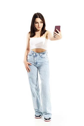 스마트 폰 카메라와 함께 사진을 찍는 트렌디 한 현대 세대 Z 예쁜 소녀 길거리 스타일에 대한 스톡 사진 및 기타 이미지 길거리 스타일 여자 여자만 Istock