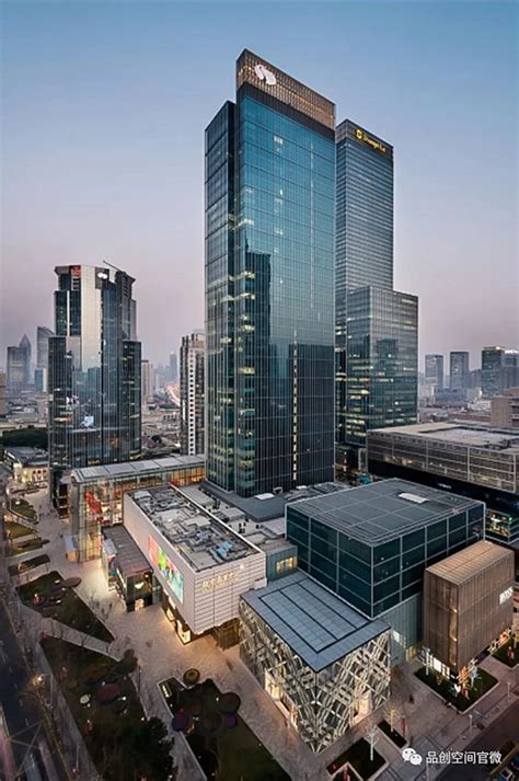 上海静安嘉里中心 静安嘉里中心位于上海市的中心区域。凭借自身的区位交通优势和 前沿性、标志性、实用性”的建筑设计特色，体现出作为一线大都市