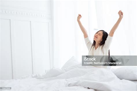 아시아 여 자가 아침에 일어나 흰색 침대에 앉아서 스트레칭 행복 하 고 신선한 느낌 잠자기에 대한 스톡 사진 및 기타 이미지 잠자기 긍정적인 감정 표현 아시아인