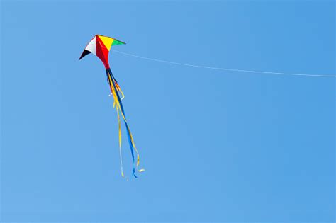 화창한 날씨와 바람에 푸른 하늘에 연 카피 스페이스로 여름에 비행하는 연 자유 여름 게임 및 엔터테인먼트 개념에 대한 스톡 사진 및 기타 이미지 Istock