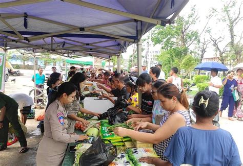 ရခိုင်ပြည်နယ် စစ်တွေမြို့ ရှိ မုန်တိုင်းဒဏ်သင့်ပြည်သူများအား ဆန်၊ ဆီ