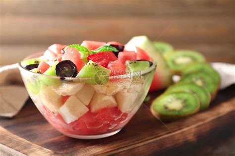 木板上有美味西瓜沙拉的碗高清图片下载 正版图片505508990 摄图网