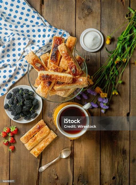 시나몬 프렌치 토스트 스틱의 톱 샷은 접시에 블랙 베리와 차 시럽 한 잔을 담은 그릇에 담겨 있습니다 0명에 대한 스톡 사진 및 기타 이미지 Istock