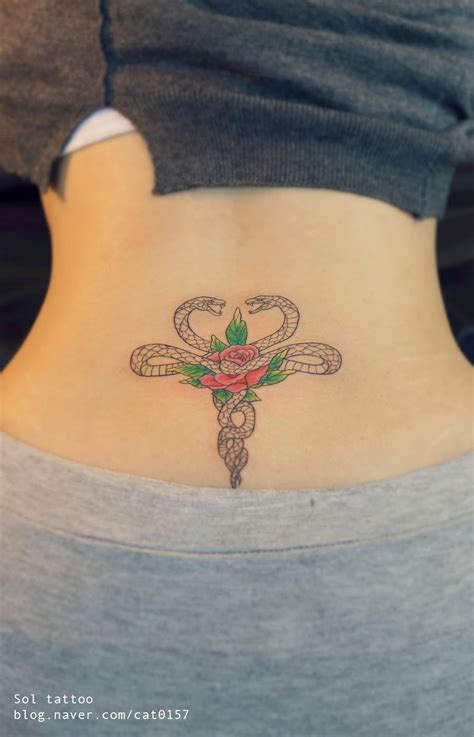 Soltattoo 허리 뒤에 타투 태몽에 나온 뱀과 탄생화인 장미를 조합해서 도안을 만들어 달라고