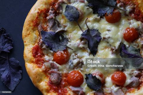 바질 잎 모짜렐라 체리가 있는 나무 테이블에 맛있는 신선한 피자 0명에 대한 스톡 사진 및 기타 이미지 0명 고기 러시아