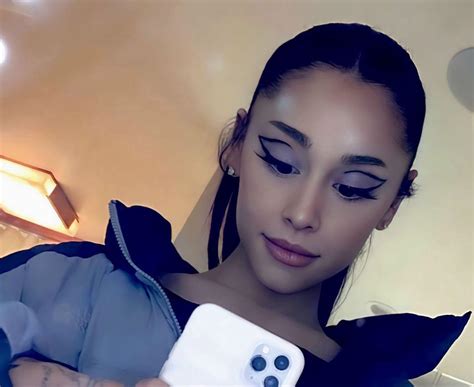 Ariana Grande🤍 Scrolller