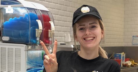 빨간색과 흰색 플라스틱 병을 들고 검은 꽃 셔츠를 입은 여자 사진 Unsplash의 무료 벨기에 이미지