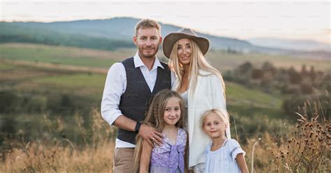 쾌활한 백인 가족 어머니 아버지 두 어린 딸의 전체 길이 초상화 여름 야생 들판 배경에 산에 서 있습니다 사진 Unsplash의 초상 이미지