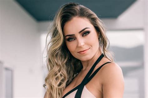 Ex Bbb Ana Paula Posa Sensual Enquanto Dá água à Porca Pippa Metrópoles