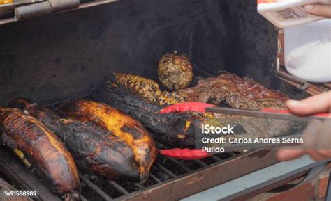 부엌 집게 한 켤레를 사용하여 홈 그릴에서 음식을 굽는 알아볼 수 없는 사람 쇠고기 옥수수 구운 질경이 건강한 생활방식에 대한 스톡 사진 및 기타 이미지 Istock