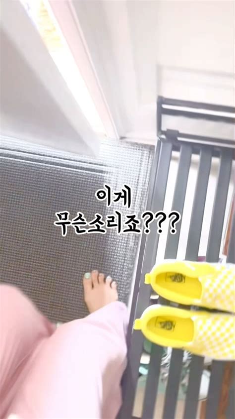 찬물에 담궈 5시간 이상 핏줄 빼주고 뼛가루 등을 깨끗이 씻어 초벌로 펄펄 끓는물에 7 8분 삶기 기름 불순물 냠비도 깨끗이 씻어 찬물 가득 넣고 끓이기 시작한 시간이 저녁