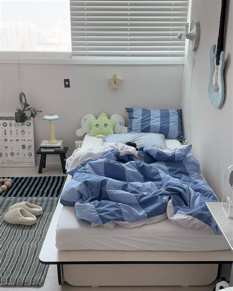 곽억배 겨울되니까 제 방에 곰팡이가 엄청나게 번식해서 곰팡이 청소를 했는데요 예전엔 잘 안 지워져서 며칠 동안 힘들게 제거했었는데 이번에 아빠가 사온 곰팡이