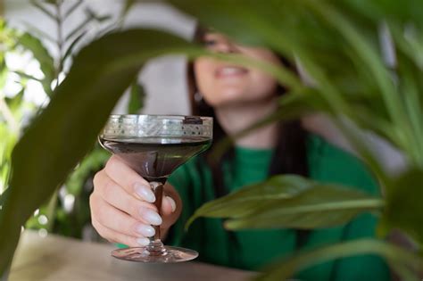 한 여성이 항산화 음료인 엽록소 물 한 잔을 들고 있다 건강한 생활 습관 해독 엽록소 적절한 영양 산소 공급 25 29세에 대한 스톡 사진 및 기타 이미지 Istock