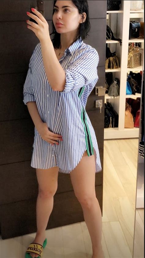 الفنانة اللبنانية قمر بدون بنطال قبلات وأحضان و ترفع اصبعها