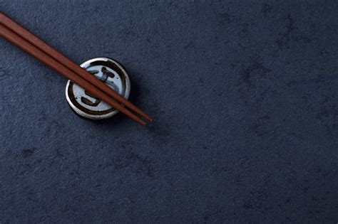 나무 젓가락과 젓가락은 어두운 돌 배경에 휴식 상단 보기 공간을 복사합니다 0명에 대한 스톡 사진 및 기타 이미지 0명 검은색 고풍스런 Istock