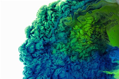 컬러 모션에서 촬영 물에 드롭 소용돌이 추상화 합니다 흰색 바탕에 절연 물 아래 부드러운 전구의 구름 녹색 및 파랑 페인트 0명에 대한 스톡 사진 및 기타 이미지 Istock