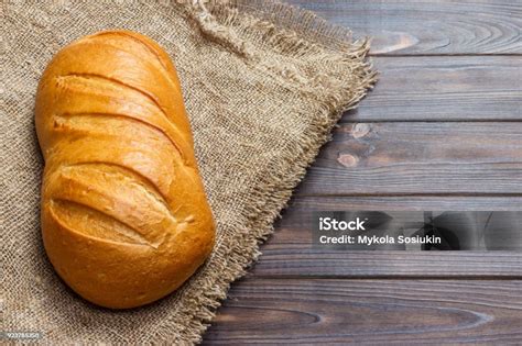 식빵 한 덩어리 나무 배경기술 음식 클로즈업 3d 애니메이션 가득 찬에 대한 스톡 사진 및 기타 이미지 가득 찬 각도 갈색 Istock