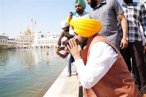 Cm Mann Bowed At Sri Darbar Sahib Congratulated Punjabis On Bandi Chhor Day And Diwali ਸੀਐਮ