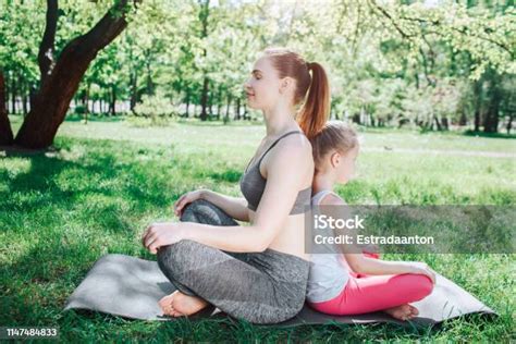 행복 한 여자는 다시 뒤로 카 리마이 아에 앉아 있다 그들은 서로 기대어 있습니다 여자는 연꽃 위치에 앉아 있다 요가 및 필 라 테 스 컨셉 거리에 대한 스톡 사진 및 기타