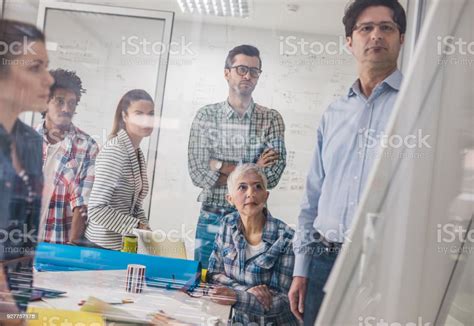 팀 사무실에서 직원 회의에 새로운 비즈니스 전략을 계획을 시작 합니다 하얀 칠판에 대한 스톡 사진 및 기타 이미지 하얀 칠판 Staff Meeting 계획 Istock