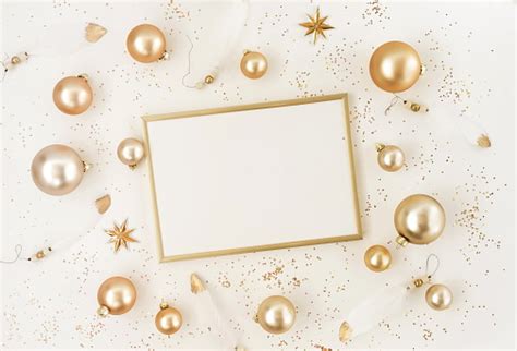 크리스마스 배경 Xmas 또는 새해 금 흰색 장식과 골드 프레임 텍스트에 대한 빈 복사 공간 흰색 배경에 조롱 엽서 또는 초대를위한 휴가 개념 맨 위 보기 0명에 대한 스톡