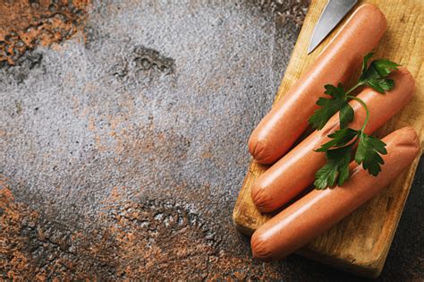 파 슬 리 절단 보드에 3 개의 원시 소시지 클로즈업 텍스트에 대 한 공간을 가진 음식 날것에 대한 스톡 사진 및 기타 이미지 날것 냅킨 도마 요리 도구 Istock