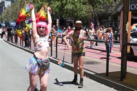 마켓 스트리트와 시빅 센터를 따라 열리는 샌프란시스코 프라이드 퍼레이드 2022의 재미있는 축제 Lgbtqia 문화에 대한 스톡 사진 및 기타 이미지 Istock