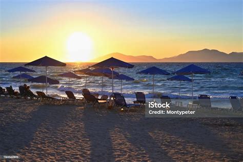 바다 의 일몰 에 해변에 일광욕 침대와 우산 휴가 여름 휴가 및 여행을위한 아름다운 개념 0명에 대한 스톡 사진 및 기타 이미지 Istock