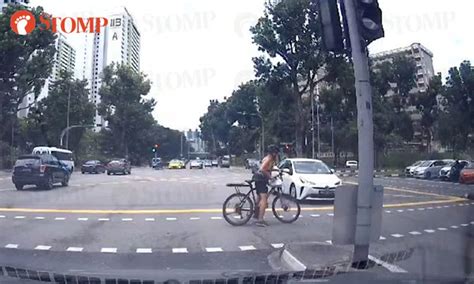 Cyclist Almost Gets Hit By Oncoming Traffic At Jalan Bukit Merah