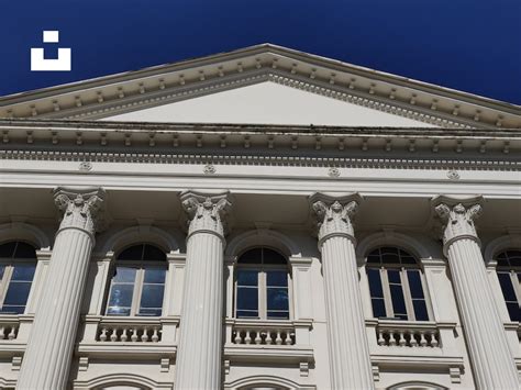 기둥과 창문이있는 키가 큰 흰색 건물 사진 Unsplash의 무료 쿠리치바 이미지