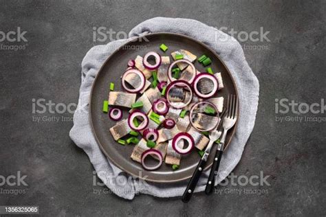 어두운 그런지 배경에 접시에 양파와 소금에 절인 청어 상단 보기 플랫 레이 0명에 대한 스톡 사진 및 기타 이미지 0명 Salty Snack 개체 그룹 Istock