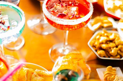 다양 한 알코올 시럽 및 리큐 어를 기반으로 하는 맛있고 다채로운 음료 바텐더의 작품의 독특한 효과 각얼음에 대한 스톡 사진 및 기타 이미지 Istock