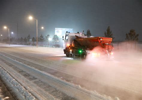 Халтиргаа гулгаанаас сэргийлэн 266 тонн бодис 250 тонн давс цацлаа Isee Mn