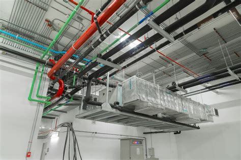 Sistema De Ventilação E Sistemas De Tubulação Instalados No Buil Industrial Foto De Stock